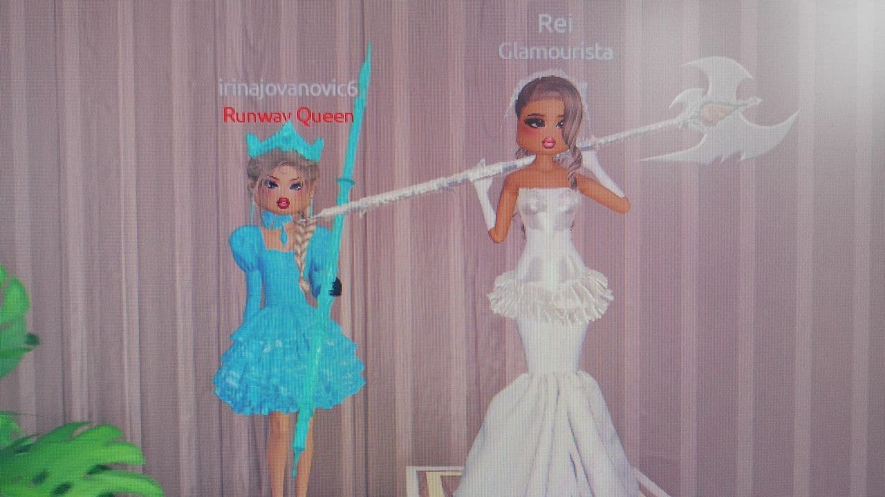 How to make winner Coronation Dress to Impress outfits in Roblox